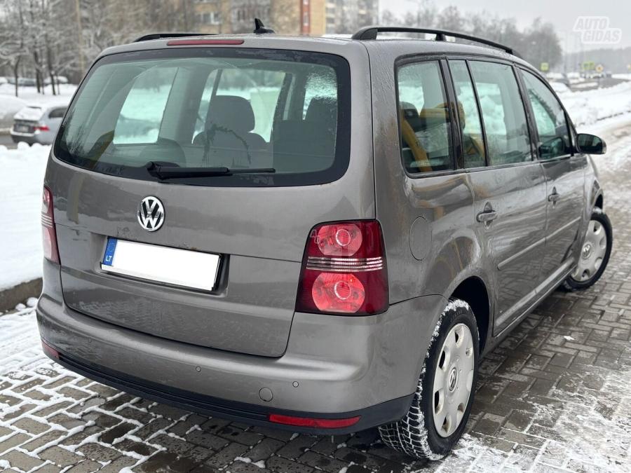 Pelēks Volkswagen Touran 2008 Kauņa, ar dzinēja tilpumu 2.00 L un nobraukumu 400 tūkst. km par 1500 €, foto 7 vietnē AUTOMOTO.COM.LV