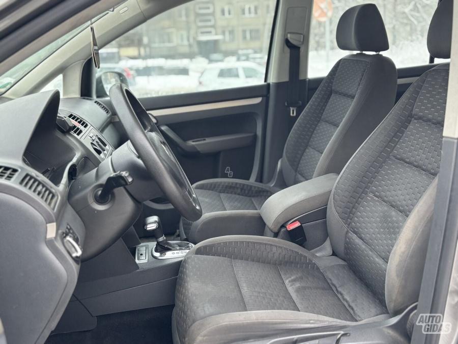 Pelēks Volkswagen Touran 2008 Kauņa, ar dzinēja tilpumu 2.00 L un nobraukumu 400 tūkst. km par 1500 €, foto 9 vietnē AUTOMOTO.COM.LV