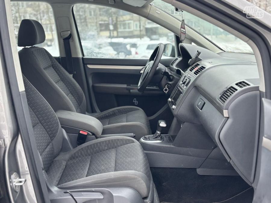 Pelēks Volkswagen Touran 2008 Kauņa, ar dzinēja tilpumu 2.00 L un nobraukumu 400 tūkst. km par 1500 €, foto 14 vietnē AUTOMOTO.COM.LV