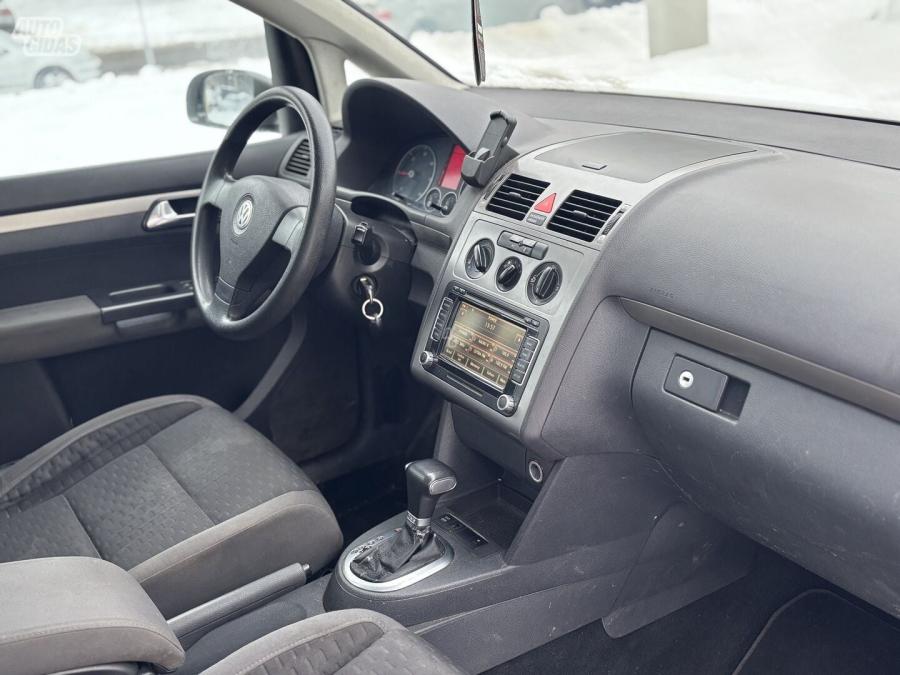 Pelēks Volkswagen Touran 2008 Kauņa, ar dzinēja tilpumu 2.00 L un nobraukumu 400 tūkst. km par 1500 €, foto 15 vietnē AUTOMOTO.COM.LV