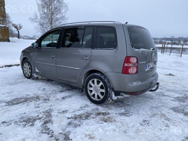 Pelēks Volkswagen Touran 2008 Preiļi, ar dzinēja tilpumu 1.40 L un nobraukumu 314 tūkst. km par 3500 €, foto 4 vietnē AUTOMOTO.COM.LV