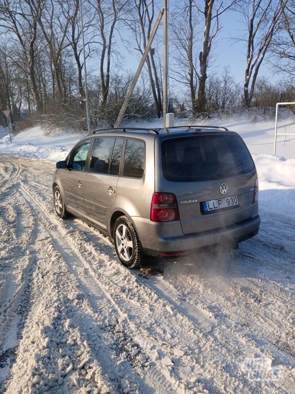 Серый Фольксваген Туран 2008 в Расейняй, объемом двигателя 1.90 л и пробегом 323 тыс. км за 2900 €, фото 3 на AUTOMOTO.COM.LV