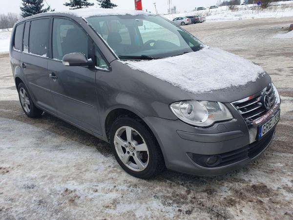 Grey Volkswagen Touran 2008 in Kaunas, with an engine capacity of 1.90 L and mileage of 263 thousand km for 1650 €, photo 3 on AUTOMOTO.COM.LV