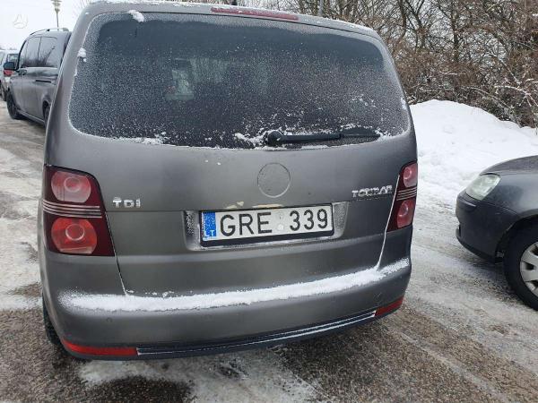 Grey Volkswagen Touran 2008 in Kaunas, with an engine capacity of 1.90 L and mileage of 263 thousand km for 1650 €, photo 6 on AUTOMOTO.COM.LV