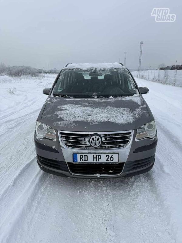 Pelēks Volkswagen Touran 2008 Mažeikiai, ar dzinēja tilpumu 1.90 L un nobraukumu 289 tūkst. km par 3900 €, foto 3 vietnē AUTOMOTO.COM.LV