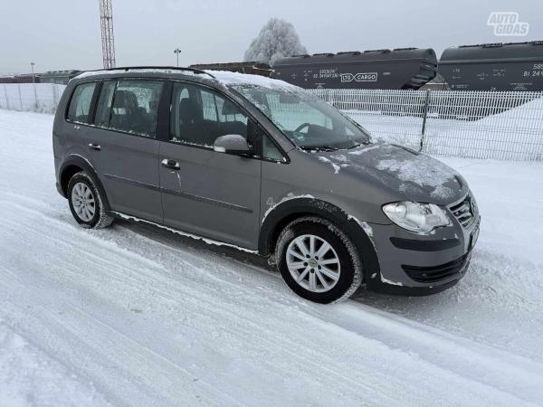 Pelēks Volkswagen Touran 2008 Mažeikiai, ar dzinēja tilpumu 1.90 L un nobraukumu 289 tūkst. km par 3900 €, foto 5 vietnē AUTOMOTO.COM.LV
