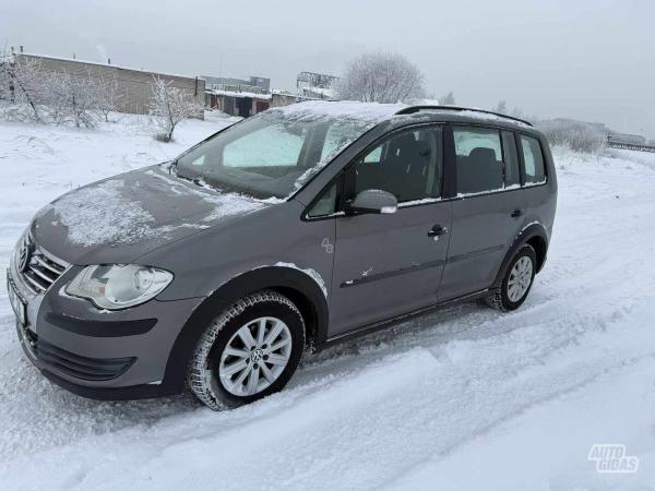 Pelēks Volkswagen Touran 2008 Mažeikiai, ar dzinēja tilpumu 1.90 L un nobraukumu 289 tūkst. km par 3900 €, foto 8 vietnē AUTOMOTO.COM.LV