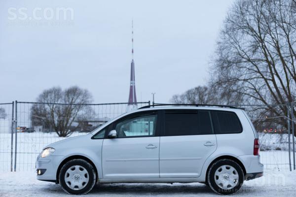Grey Volkswagen Touran 2008 in Riga, with an engine capacity of 1.90 L and mileage of 255 thousand km for 3990 €, photo 4 on AUTOMOTO.COM.LV