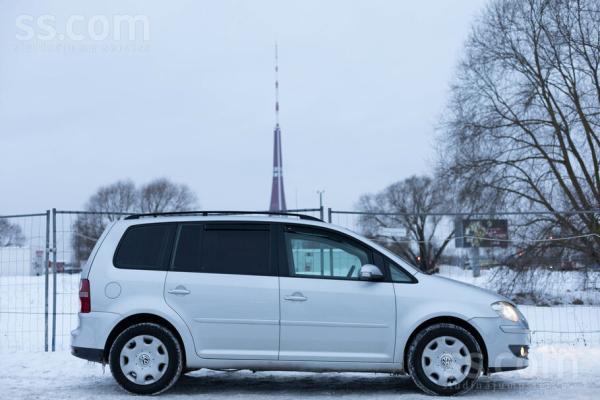 Grey Volkswagen Touran 2008 in Riga, with an engine capacity of 1.90 L and mileage of 255 thousand km for 3990 €, photo 5 on AUTOMOTO.COM.LV