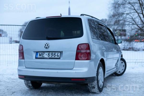 Grey Volkswagen Touran 2008 in Riga, with an engine capacity of 1.90 L and mileage of 255 thousand km for 3990 €, photo 7 on AUTOMOTO.COM.LV