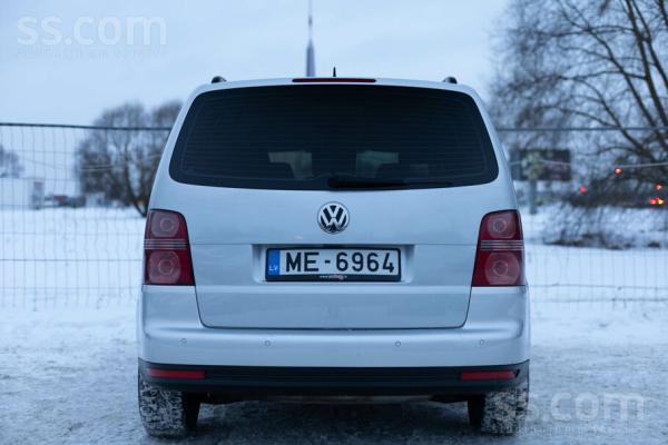 Grey Volkswagen Touran 2008 in Riga, with an engine capacity of 1.90 L and mileage of 255 thousand km for 3990 €, photo 8 on AUTOMOTO.COM.LV