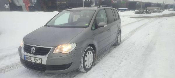 Pelēks Volkswagen Touran 2008 Kauņa, ar dzinēja tilpumu 1.97 L un nobraukumu 219 tūkst. km par 3600 €, foto 1 vietnē AUTOMOTO.COM.LV