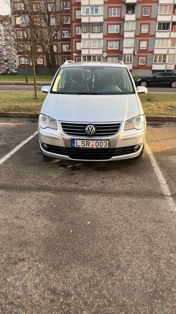 Grey Volkswagen Touran 2008 in Klaipeda, with an engine capacity of 1.90 L and mileage of 315 thousand km for 2000 €, photo 1 on AUTOMOTO.COM.LV