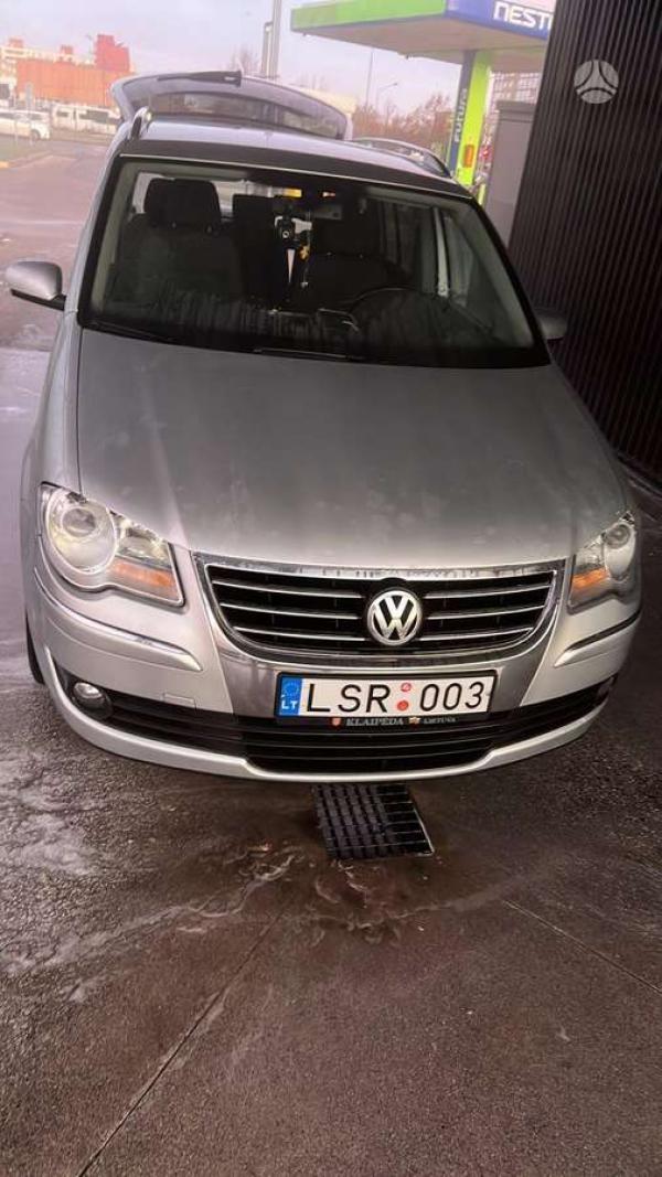 Grey Volkswagen Touran 2008 in Klaipeda, with an engine capacity of 1.90 L and mileage of 315 thousand km for 2000 €, photo 2 on AUTOMOTO.COM.LV