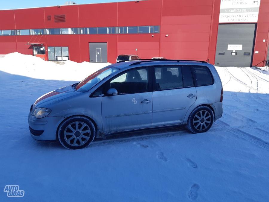 Pelēks Volkswagen Touran 2008 Kauņa, ar dzinēja tilpumu 1.90 L un nobraukumu 300 tūkst. km par 1750 €, foto 1 vietnē AUTOMOTO.COM.LV