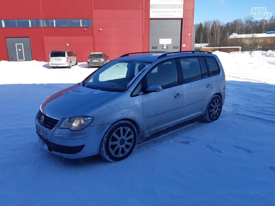 Pelēks Volkswagen Touran 2008 Kauņa, ar dzinēja tilpumu 1.90 L un nobraukumu 300 tūkst. km par 1750 €, foto 2 vietnē AUTOMOTO.COM.LV