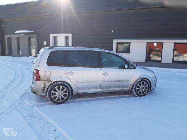 Grey Volkswagen Touran 2008 in Kaunas, with an engine capacity of 1.90 L and mileage of 300 thousand km for 1750 €, photo 8 on AUTOMOTO.COM.LV