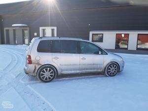 Pelēks Volkswagen Touran 2008 Kauņa, ar dzinēja tilpumu 1.90 L un nobraukumu 300 tūkst. km par 1750 €, foto 8 vietnē AUTOMOTO.COM.LV