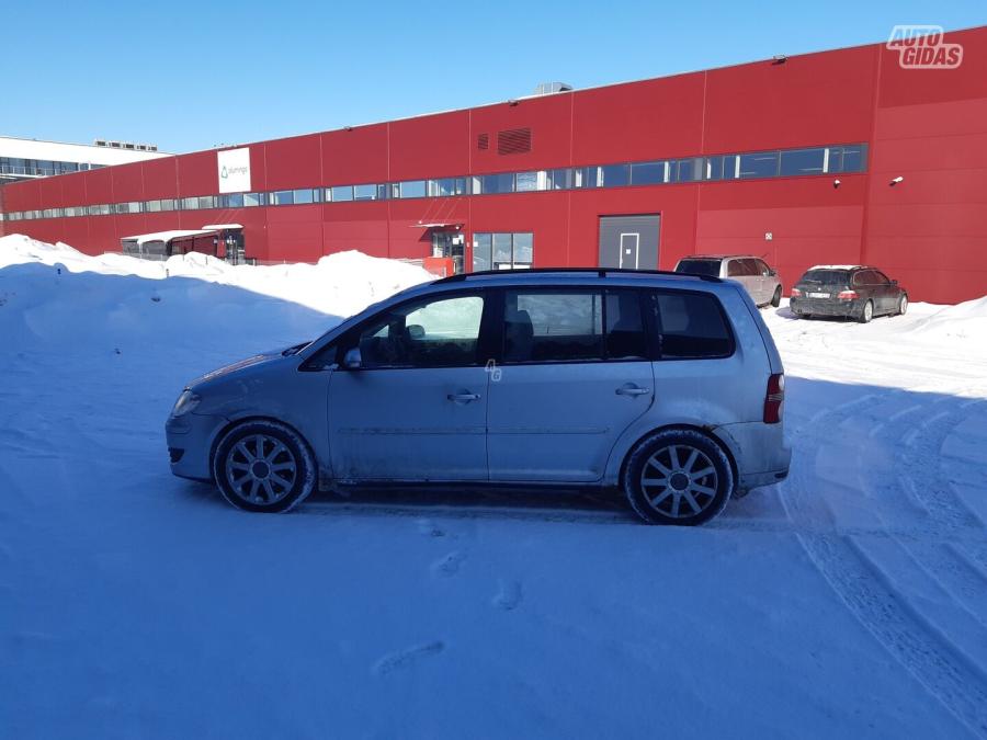 Pelēks Volkswagen Touran 2008 Kauņa, ar dzinēja tilpumu 1.90 L un nobraukumu 300 tūkst. km par 1750 €, foto 12 vietnē AUTOMOTO.COM.LV