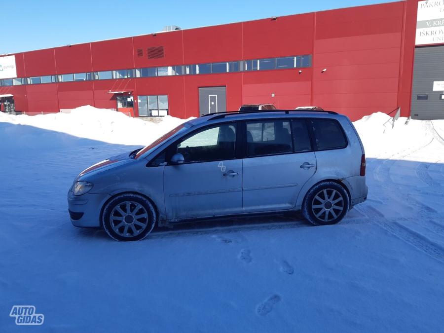 Pelēks Volkswagen Touran 2008 Kauņa, ar dzinēja tilpumu 1.90 L un nobraukumu 300 tūkst. km par 1750 €, foto 13 vietnē AUTOMOTO.COM.LV