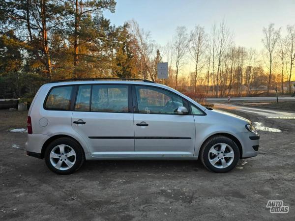 Pelēks Volkswagen Touran 2008 Klaipėda, ar dzinēja tilpumu 1.90 L un nobraukumu 392 tūkst. km par 2000 €, foto 3 vietnē AUTOMOTO.COM.LV