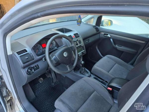 Pelēks Volkswagen Touran 2008 Klaipėda, ar dzinēja tilpumu 1.90 L un nobraukumu 392 tūkst. km par 2000 €, foto 5 vietnē AUTOMOTO.COM.LV