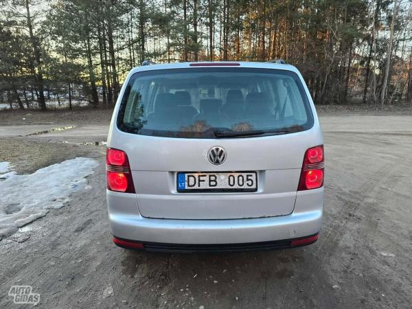 Pelēks Volkswagen Touran 2008 Klaipėda, ar dzinēja tilpumu 1.90 L un nobraukumu 392 tūkst. km par 2000 €, foto 10 vietnē AUTOMOTO.COM.LV