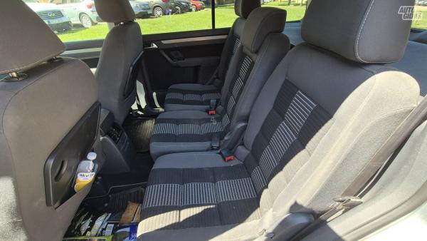 Pelēks Volkswagen Touran 2008 Utena, ar dzinēja tilpumu 2.00 L un nobraukumu 354 tūkst. km par 3600 €, foto 10 vietnē AUTOMOTO.COM.LV