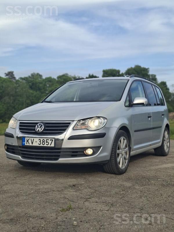 Grey Volkswagen Touran 2008 in Ogre, with an engine capacity of 1.90 L and mileage of 301 thousand km for 2200 €, photo 1 on AUTOMOTO.COM.LV