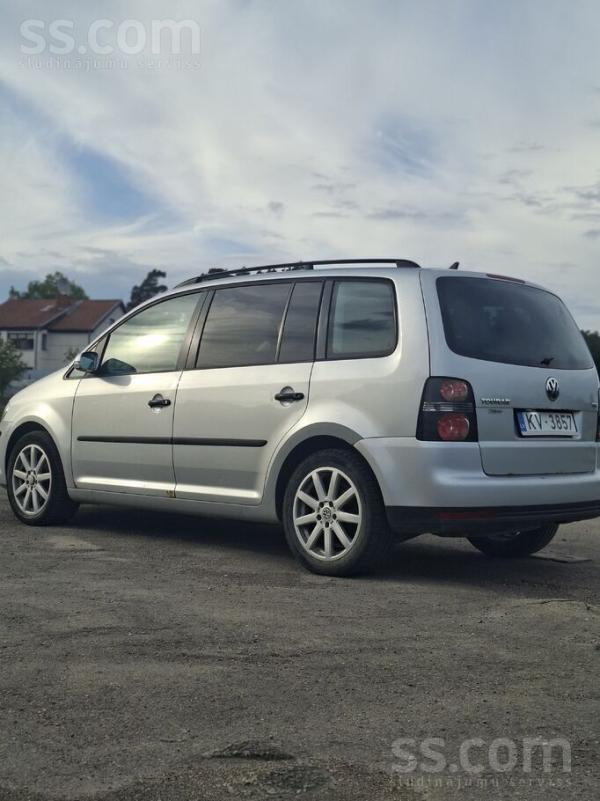 Grey Volkswagen Touran 2008 in Ogre, with an engine capacity of 1.90 L and mileage of 301 thousand km for 2200 €, photo 3 on AUTOMOTO.COM.LV