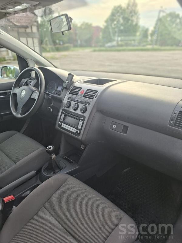 Grey Volkswagen Touran 2008 in Ogre, with an engine capacity of 1.90 L and mileage of 301 thousand km for 2200 €, photo 7 on AUTOMOTO.COM.LV