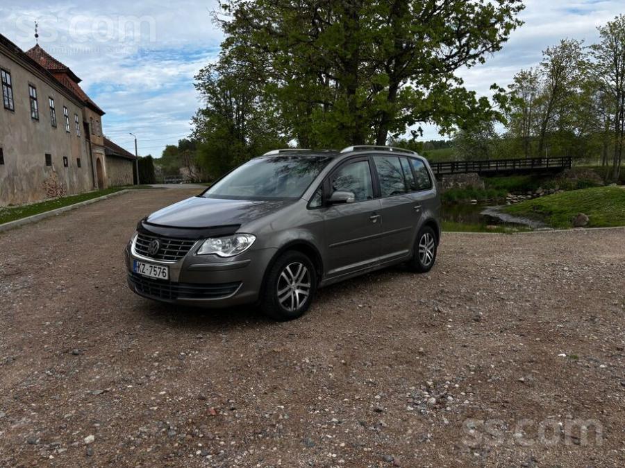 Pelēks Volkswagen Touran 2008 Tukums, ar dzinēja tilpumu 1.40 L un nobraukumu 262 tūkst. km par 1800 €, foto 1 vietnē AUTOMOTO.COM.LV