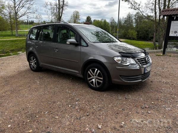 Grey Volkswagen Touran 2008 in Tukums, with an engine capacity of 1.40 L and mileage of 262 thousand km for 1800 €, photo 2 on AUTOMOTO.COM.LV