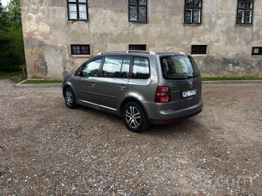 Pelēks Volkswagen Touran 2008 Tukums, ar dzinēja tilpumu 1.40 L un nobraukumu 262 tūkst. km par 1800 €, foto 4 vietnē AUTOMOTO.COM.LV