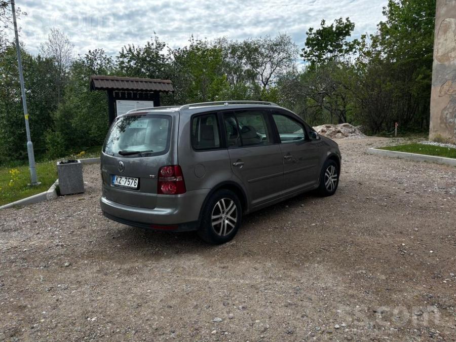 Pelēks Volkswagen Touran 2008 Tukums, ar dzinēja tilpumu 1.40 L un nobraukumu 262 tūkst. km par 1800 €, foto 5 vietnē AUTOMOTO.COM.LV