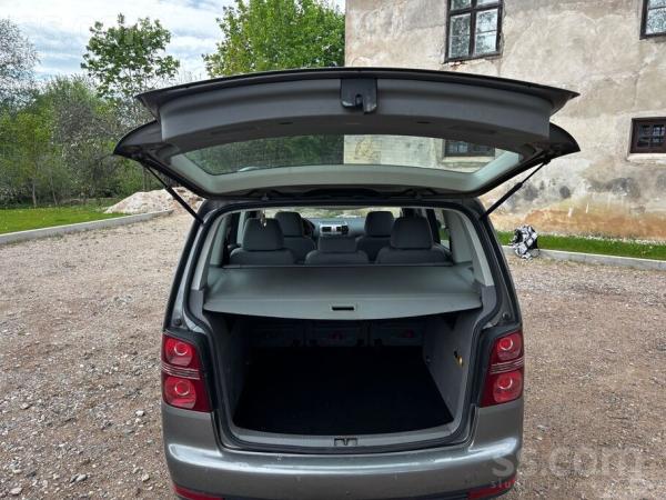 Grey Volkswagen Touran 2008 in Tukums, with an engine capacity of 1.40 L and mileage of 262 thousand km for 1800 €, photo 5 on AUTOMOTO.COM.LV
