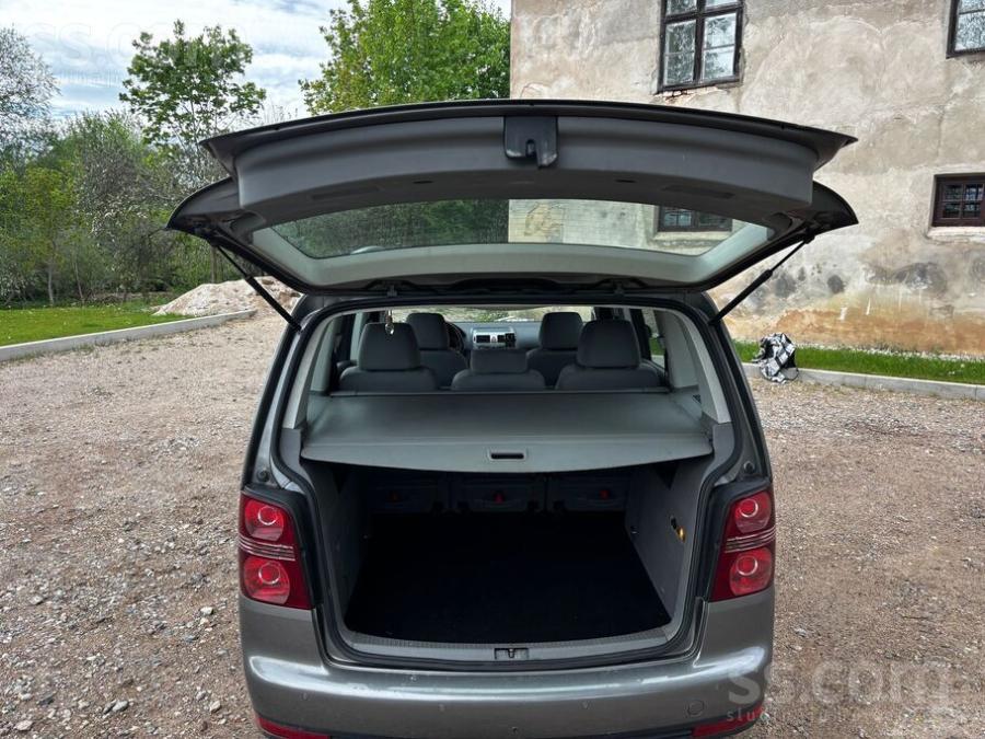 Pelēks Volkswagen Touran 2008 Tukums, ar dzinēja tilpumu 1.40 L un nobraukumu 262 tūkst. km par 1800 €, foto 6 vietnē AUTOMOTO.COM.LV