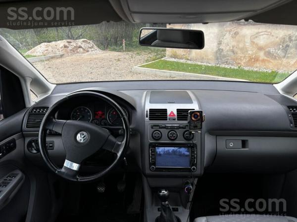 Grey Volkswagen Touran 2008 in Tukums, with an engine capacity of 1.40 L and mileage of 262 thousand km for 1800 €, photo 7 on AUTOMOTO.COM.LV