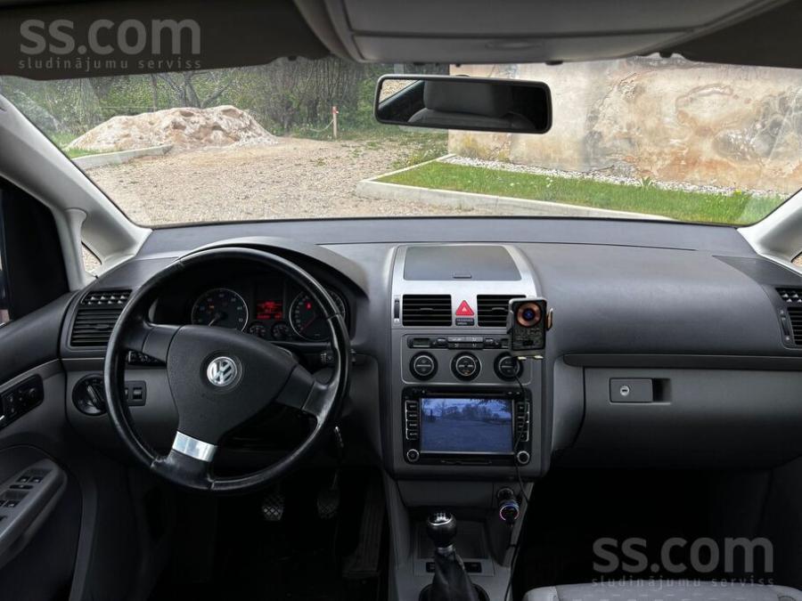 Pelēks Volkswagen Touran 2008 Tukums, ar dzinēja tilpumu 1.40 L un nobraukumu 262 tūkst. km par 1800 €, foto 8 vietnē AUTOMOTO.COM.LV