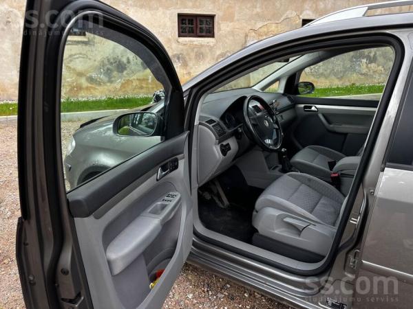 Grey Volkswagen Touran 2008 in Tukums, with an engine capacity of 1.40 L and mileage of 262 thousand km for 1800 €, photo 8 on AUTOMOTO.COM.LV