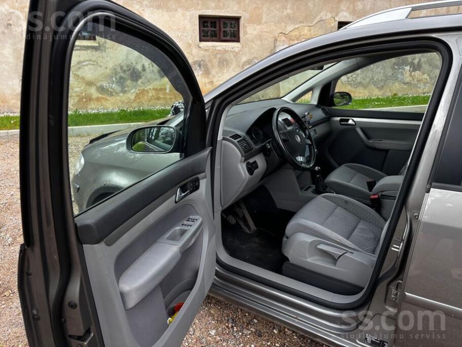 Pelēks Volkswagen Touran 2008 Tukums, ar dzinēja tilpumu 1.40 L un nobraukumu 262 tūkst. km par 1800 €, foto 9 vietnē AUTOMOTO.COM.LV