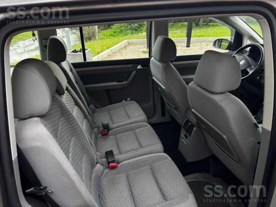 Pelēks Volkswagen Touran 2008 Tukums, ar dzinēja tilpumu 1.40 L un nobraukumu 262 tūkst. km par 1800 €, foto 10 vietnē AUTOMOTO.COM.LV