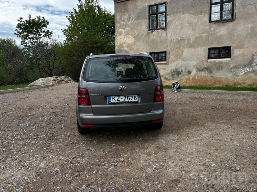 Pelēks Volkswagen Touran 2008 Tukums, ar dzinēja tilpumu 1.40 L un nobraukumu 262 tūkst. km par 1800 €, foto 11 vietnē AUTOMOTO.COM.LV