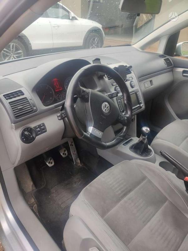 Pelēks Volkswagen Touran 2008 Jonava, ar dzinēja tilpumu 1.97 L un nobraukumu 386 tūkst. km par 1550 €, foto 2 vietnē AUTOMOTO.COM.LV