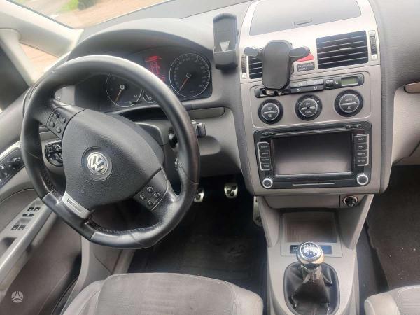 Pelēks Volkswagen Touran 2008 Jonava, ar dzinēja tilpumu 1.97 L un nobraukumu 386 tūkst. km par 1550 €, foto 3 vietnē AUTOMOTO.COM.LV