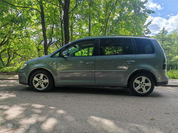 Pelēks Volkswagen Touran 2008 Viļņa, ar dzinēja tilpumu 1.97 L un nobraukumu 314 tūkst. km par 2850 €, foto 2 vietnē AUTOMOTO.COM.LV