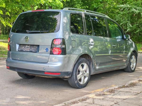 Pelēks Volkswagen Touran 2008 Viļņa, ar dzinēja tilpumu 1.97 L un nobraukumu 314 tūkst. km par 2850 €, foto 8 vietnē AUTOMOTO.COM.LV