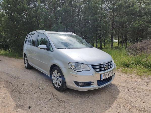 Pelēks Volkswagen Touran 2008 Viļņa, ar dzinēja tilpumu 1.97 L un nobraukumu 208 tūkst. km par 3200 €, foto 1 vietnē AUTOMOTO.COM.LV