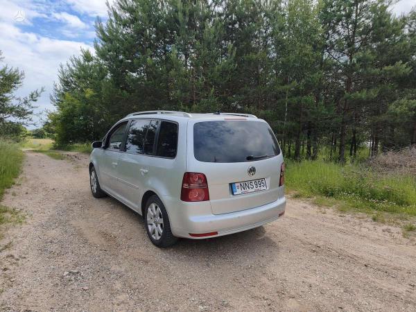 Pelēks Volkswagen Touran 2008 Viļņa, ar dzinēja tilpumu 1.97 L un nobraukumu 208 tūkst. km par 3200 €, foto 5 vietnē AUTOMOTO.COM.LV