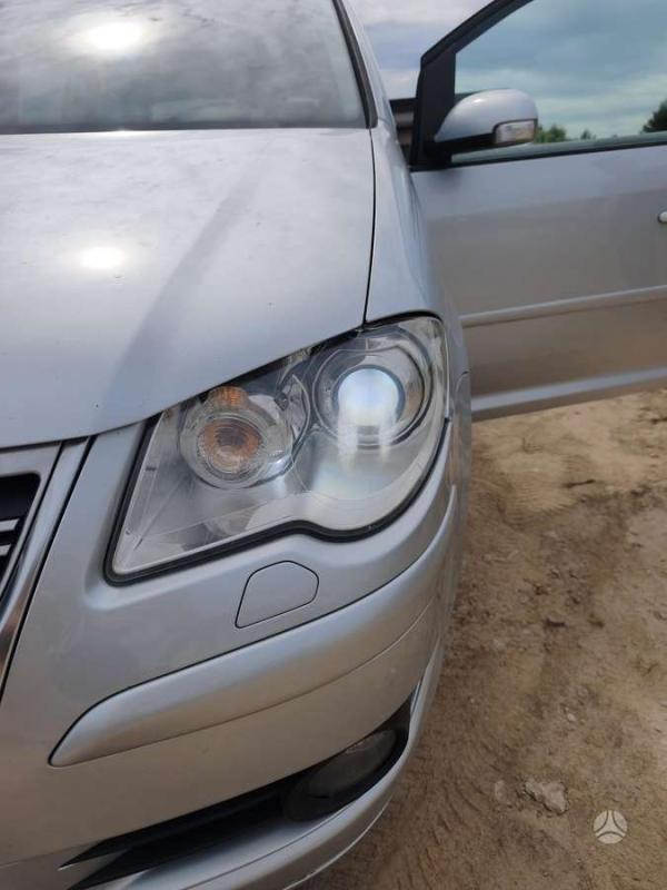 Pelēks Volkswagen Touran 2008 Viļņa, ar dzinēja tilpumu 1.97 L un nobraukumu 208 tūkst. km par 3200 €, foto 7 vietnē AUTOMOTO.COM.LV